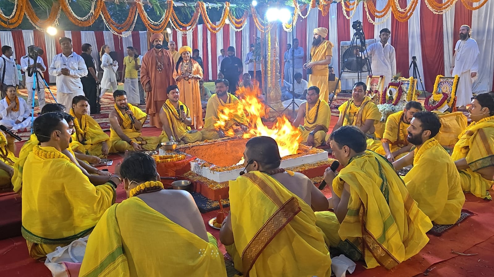 बोधगया में अंतरराष्ट्रीय सनातन सम्मेलन: 40 देशों के श्रद्धालुओं ने लिया ...